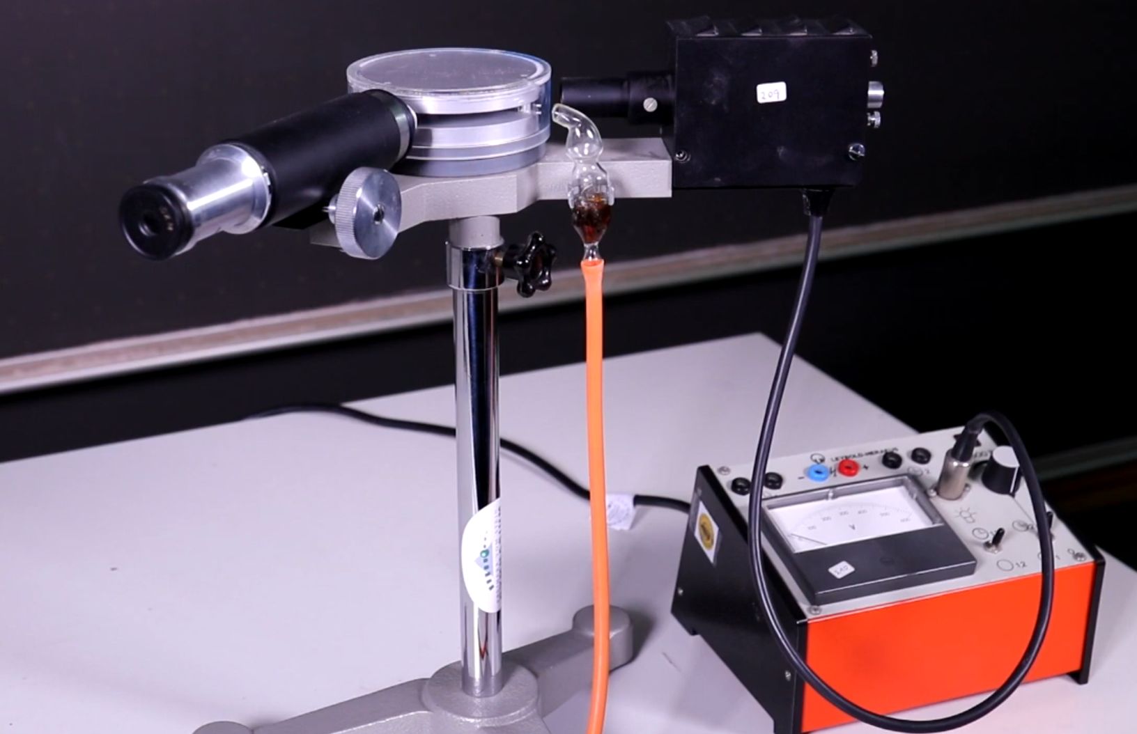 Quelle: Physik LK 7 - Millikan Versuch - YouTube (Ausschnitt)